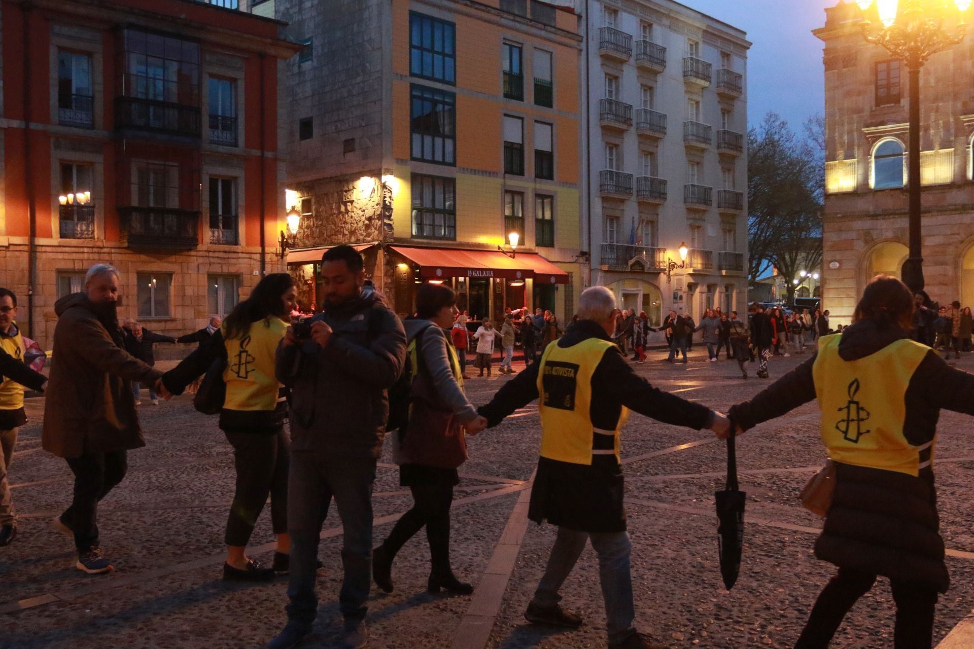Cadena humana contra el racismo en la Escalerona | El Comercio: Diario de Asturias